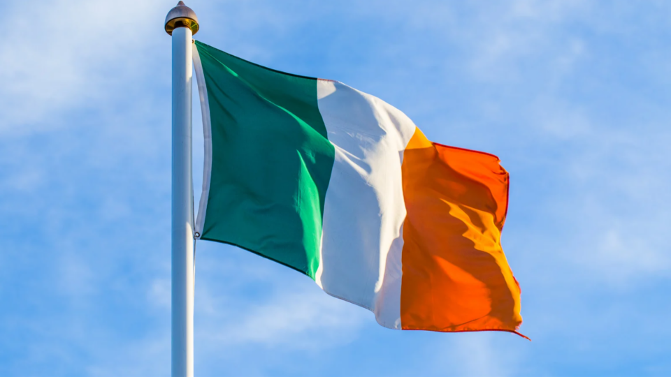 The Irish Flag The Incredible History And Story Behind The Tricolour